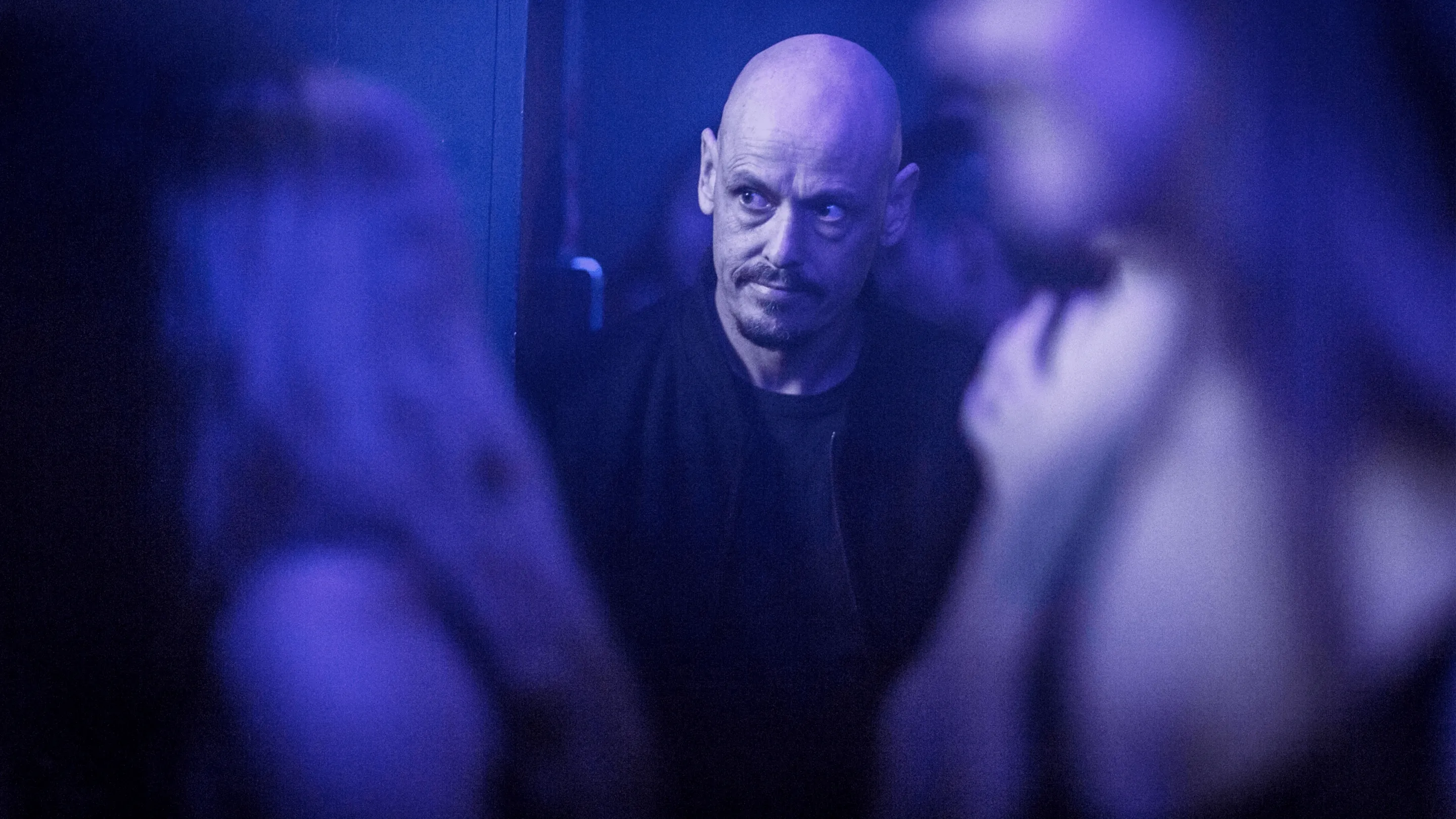 Kijk de volledige afleveringen van Mr Inbetween | Disney+